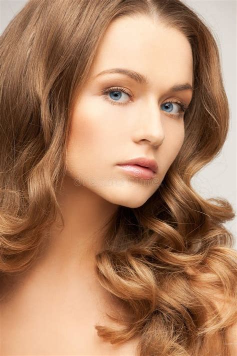 Красивая женщина с длинними волосами Стоковое Фото изображение насчитывающей персона жить