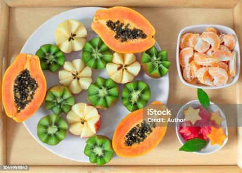 아직도 인생입니다 파파야 키 위 사과 트레이입니다 귤과 접시에 수 박 조각입니다 감귤에 대한 스톡 사진 및 기타 이미지 감귤 과일 무게 Istock