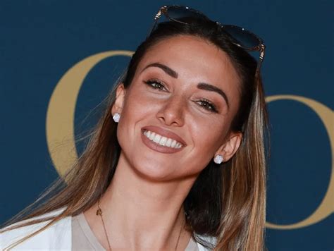 Fraîchement célibataire Delphine Wespiser retrouve le sourire avec un