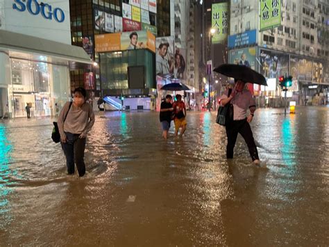 香港遭百年一遇暴雨袭击：地铁淹大水行车如行船，女子被狂流冲倒！李家超凌晨发文：政府正全力应对腾讯新闻