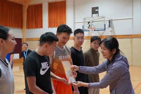 Үй Цай сургуулийн төгсөгчдийн дунд “Нөхөрсөг нэг өдөр” сагсан бөмбөг ийн тэмцээн явагдлаа Ui