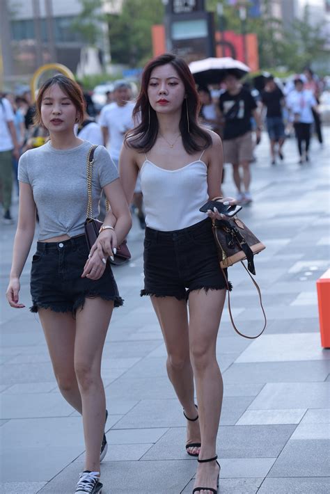 엄선된 거리 사진 핫팬츠를 입은 키 큰 미녀 V2ph