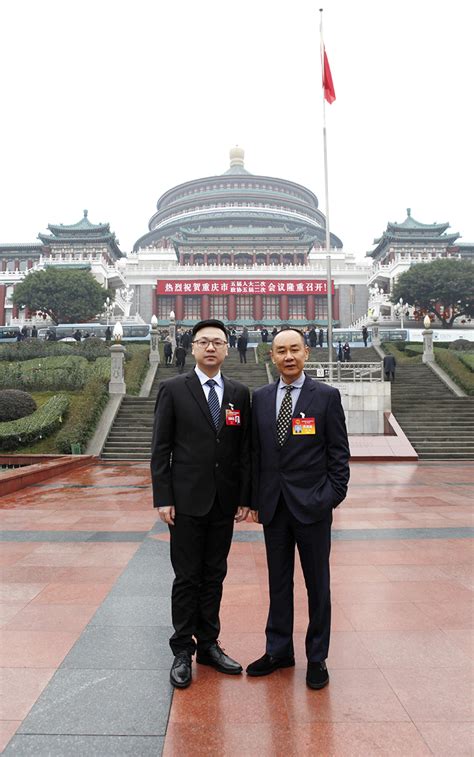 金猪报喜送春来 两代同辉聚两会 企业动态 新闻中心 重庆跨越 集团 股份有限公司
