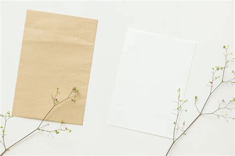 꽃으로 모형 텍스트의 빈 공간입니다 위에서 촬영 소박한 테이블에 빈 종이 시트 상단 보기 플랫 레이 복사 공간 잡지에 대한 스톡
