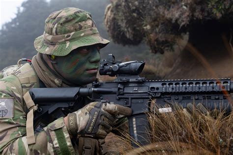 New Zealand Soldier With The Mars L Rifle Photographed During Exercise