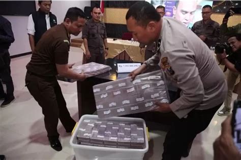 Kejari Tanjung Perak Surabaya Terima Uang Tunai Pengembalian Kerugian Negara Rp 7 5 Miliar