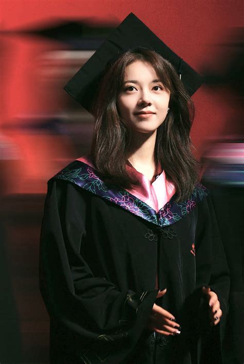 赵今麦中戏毕业照曝光 穿学士服比耶笑容明媚 搜狐大视野 搜狐新闻