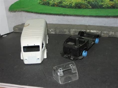 RENAULT 1000 KGS à finir de restaurer sous couche avec peinture d