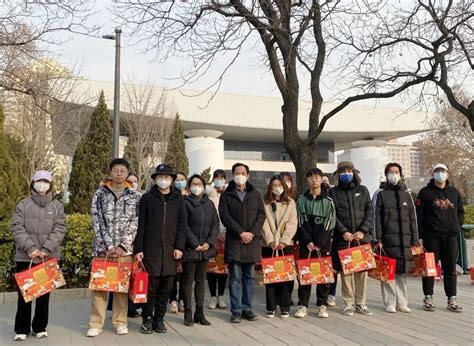 北京语言大学商学院 新闻动态 新春将至，慰问暖心——商学院领导老师慰问春节留校学生