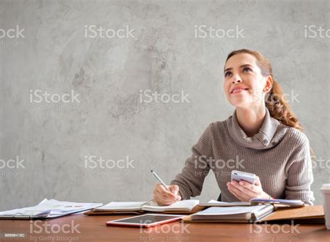 젊은 아름 다운 백인 사업가 생각 하 고 현대 사무실에서 테이블 작업 금발 머리에 대한 스톡 사진 및 기타 이미지 금발 머리 기업 비즈니스 기업 재무와 산업 Istock