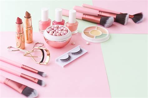 메이크업 제품 파스텔 색상 핑크 민트 배경 평면 누워에 장식 화장품 패션과 뷰티 컨셉 평면도 복사 공간 0명에 대한 스톡 사진