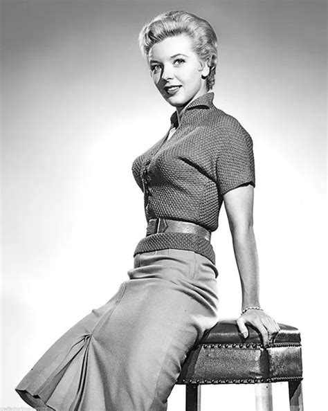 The Bullet Bra Craze In Photos When Pointed Style Ruled Womens