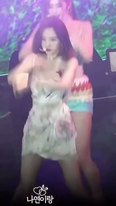 나연 무대중에 넘어져서 노출 ㄷㄷ😱 노출원본 링크 Youtube