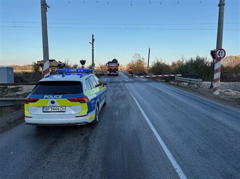 От последните минути Влакът от Видин блъсна кола на жп прелез край Враца снимки