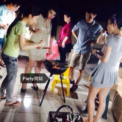 烤肉就是要人多才熱鬧 今天在家可以放心喝到翻 祝大家中秋節快樂