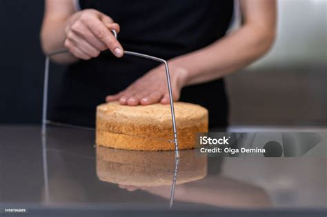 검은 앞치마를 입은 전문 과자 장수가 끈 칼로 케이크를 자르는 데 손을 얹고 있다 검은색에 대한 스톡 사진 및 기타 이미지 검은색 다이어트 달콤한 음식 Istock