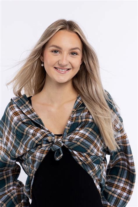 Ava R New View Modeling