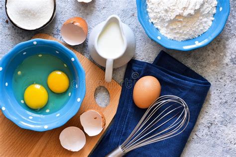 De Achtergrond Van Het Voedsel Ingredi Nten Voor Baksel Bloem Eieren
