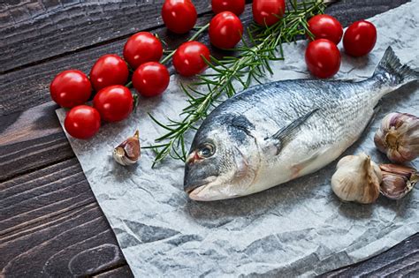 마늘과 토마토 소박한 배경에 원시 Dorado 물고기 도미 나 Dorada 물고기입니다 상위 뷰 복사 공간 0명에 대한 스톡