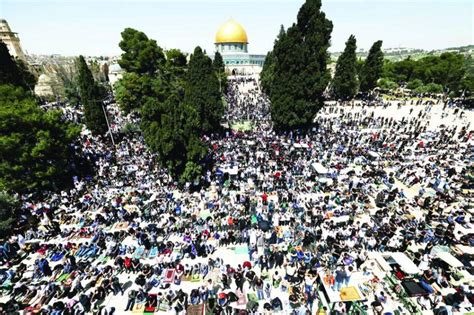 35 ألفاً يؤدون صلاة الجمعة في الأقصى صحيفة الخليج
