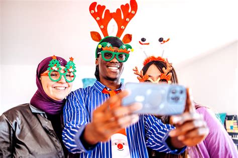 사무실에서 함께 새해를 축하하고 휴대폰으로 셀카를 찍는 동료들 12월 31일에 대한 스톡 사진 및 기타 이미지 12월 31일 20 24세 3 명 Istock