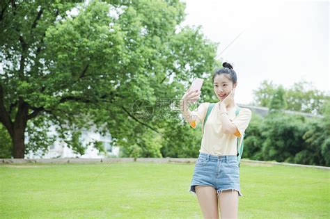大学校园女生手机自拍高清图片下载 正版图片500638912 摄图网