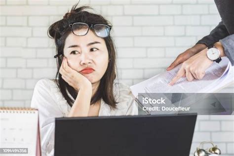 피곤 하 고 지 루 여성 아시아 직원 무시 일 게으른 성가신 두 목 게으름에 대한 스톡 사진 및 기타 이미지 게으름 경영자 무시하는 Istock