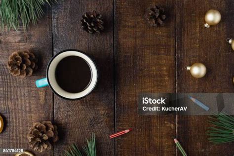 커피 소나무 콘 크리스마스 공 색연필과 크리스마스 트리 분기의 컵 갈색 나무 배경에 크리스마스 휴일 구성 0명에 대한 스톡 사진 및 기타 이미지 Istock