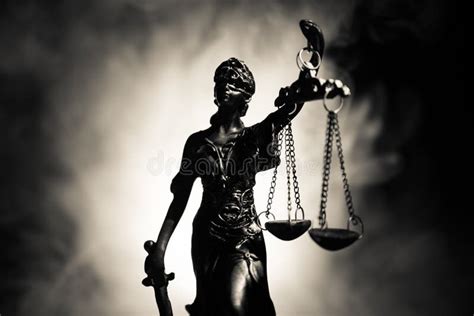 Diosa De La Justicia En Un Fondo Oscuro Foto De Archivo Imagen De