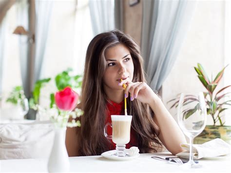 Фото За Столом В Кафе Картинки фотографии