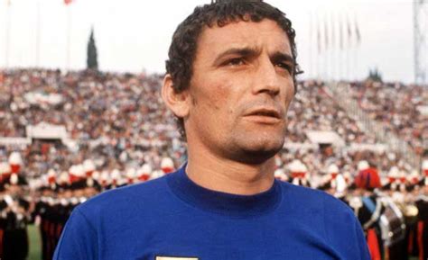Gigi Riva Camera Ardente Allo Stadio Di Cagliari Domani Funerali