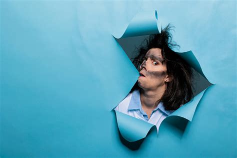 파란색 배경에 실패한 실험실 실험 후 재미있는 모습을 가진 미친 화학자 Stem 주제에 대한 스톡 사진 및 기타 이미지 Stem 주제 과학 과학자 Istock