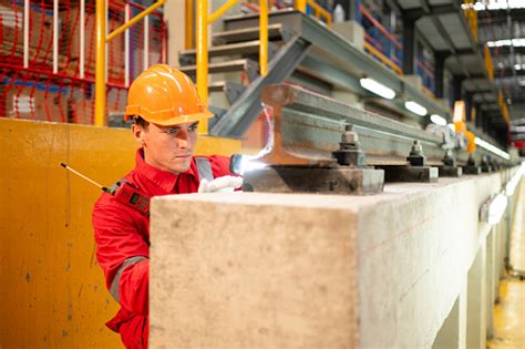 전기 열차가 전기 열차 수리점에 주차 된 후 도구를 가진 전기 열차 기술자가 검사 라운드에 따라 철도 및 전기 열차를 검사합니다 Bts Skytrain에 대한 스톡 사진 및