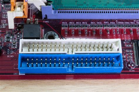 Connecteurs Ide Dans Les Anciens Ordinateurs De Bureau Pour Connecter Des Câbles De Disque Dur