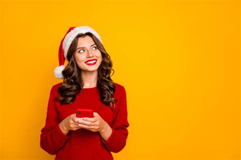 완벽한 러브 레터 착용 니트 풀오버 고립 된 노란색 배경을 꿈꾸는 손에 전화를 들고 귀여운 아가씨 크리스마스에 대한 스톡 사진 및 기타 이미지 Istock