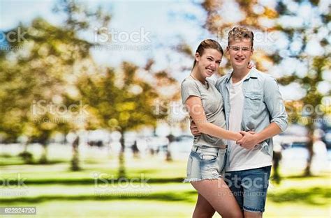미소 커플입니다 입석 야외 18 19세에 대한 스톡 사진 및 기타 이미지 18 19세 2명 강 Istock