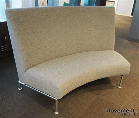 Solgtforaform Program Buet Sofa Med Høyrygg I Grått Stoff Bredde Ca 170cm Pent Brukt