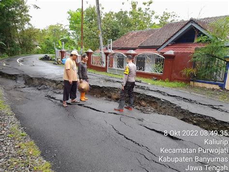 CEK Foto Banjir Dan Longsor Di Banyumas 8 Oktober 2022 Jalan Rusak