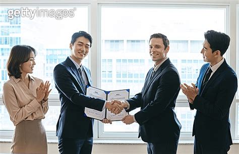 비즈니스 비즈니스 주제 사업관계 비즈니스 비즈니스맨 사업가 화이트칼라 비즈니스맨 사업가 글로벌금융 글로벌비즈니스 글로벌 함께함 컨셉 협력