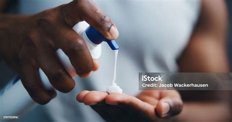 손 스킨 케어 및 보습 수분 공급 및 미용을 위한 로션을 사용하는 사람 자외선 차단제 Spf 화장품 및 피부과 트리트먼트 및 집에서 아침 일과를 가진 남성을 위한 스퀴즈