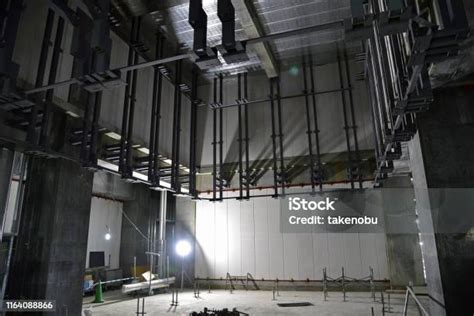 건축 현장 전기 설치 공사가 시작되기 전에 투광조명을 사용하여 건설하는 공간입니다 건설 현장에 대한 스톡 사진 및 기타 이미지 건설 현장 실내 조명 장비 Istock