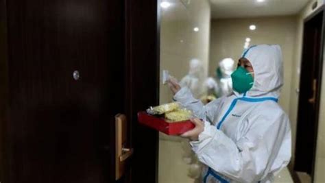 别人家的小区武汉一小区因疫情封闭开发商给业主发小龙虾 凤凰网视频 凤凰网
