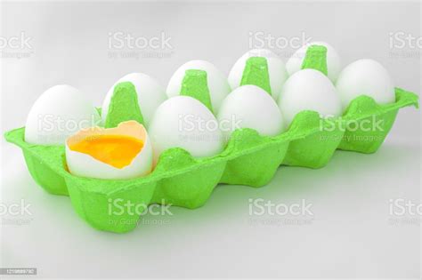 패키지에 닭 계란 흰색 배경에 고립 하나의 계란은 열려 녹색 포장 0명에 대한 스톡 사진 및 기타 이미지 0명 10 갈색