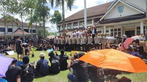 Aksi Teatrikal Potong Pohon Sawit Warnai Aksi Damai Buntut Konflik
