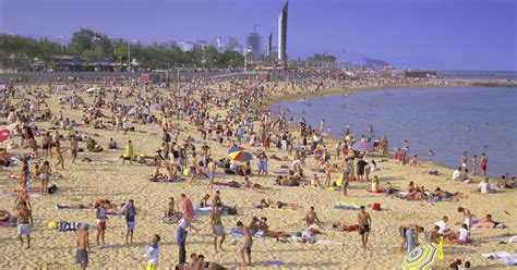 Nudiștii din Catalonia sunt supărați că pe plajele lor vin turiști în