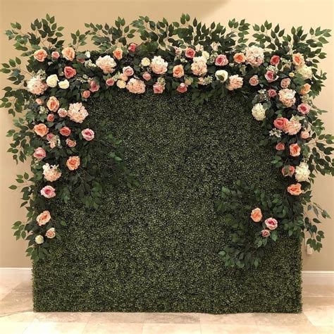 Background Decoration Using Artificial Grass And Flowers Decoraciones