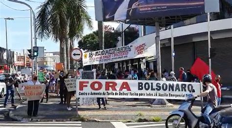 Manifestantes fazem ato contra o governo Bolsonaro nas regiões de Bauru