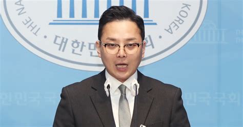 오마이포토 이재명 법인카드 유용 의혹 폭로 조명현 실명·얼굴 공개