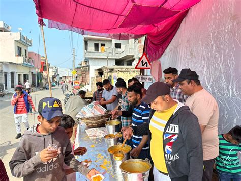 ਗੁਰਦਾਸਪੁਰ ਦੇ ਪਿੰਡ ਬਰਨਾਲਾ ਵਿਚ ਲਗਾਇਆ ਗਿਆ ਸ਼ਿਵਰਾਤਰੀ ਦਾ ਸਲਾਨਾ ਲੰਗਰ Pro