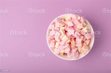 라일락 배경에 마시멜로 클로즈업 딸기 맛 쫄깃한 사탕 파티를 위한 스낵과 스낵 커피와 코코아를 위한 향신료 겨울 음식 개념입니다 텍스트를 위한 위치입니다 개체 그룹에 대한